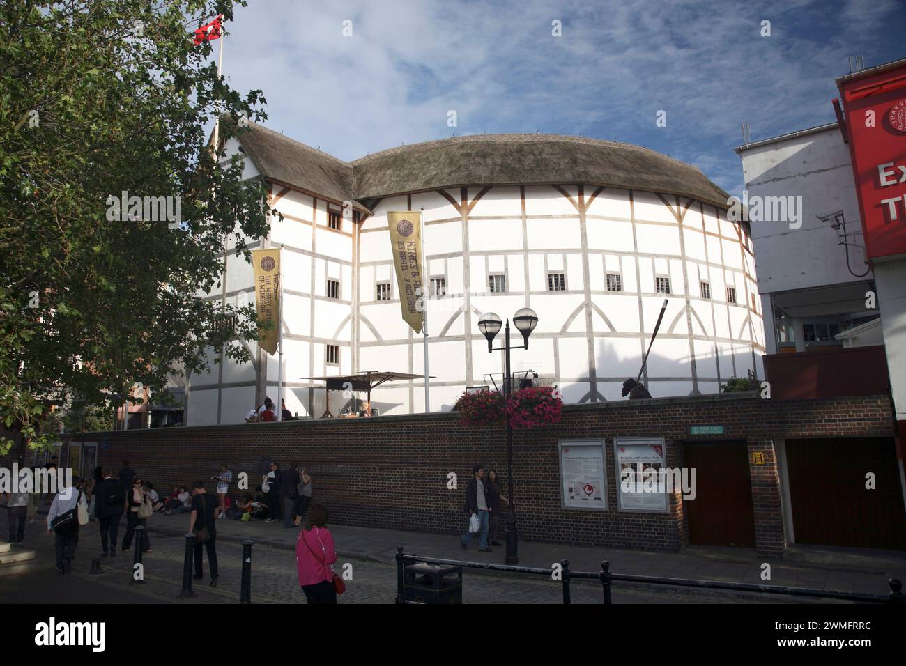 Elizabethan theatre globe theatre hi-res stock photography and images ...