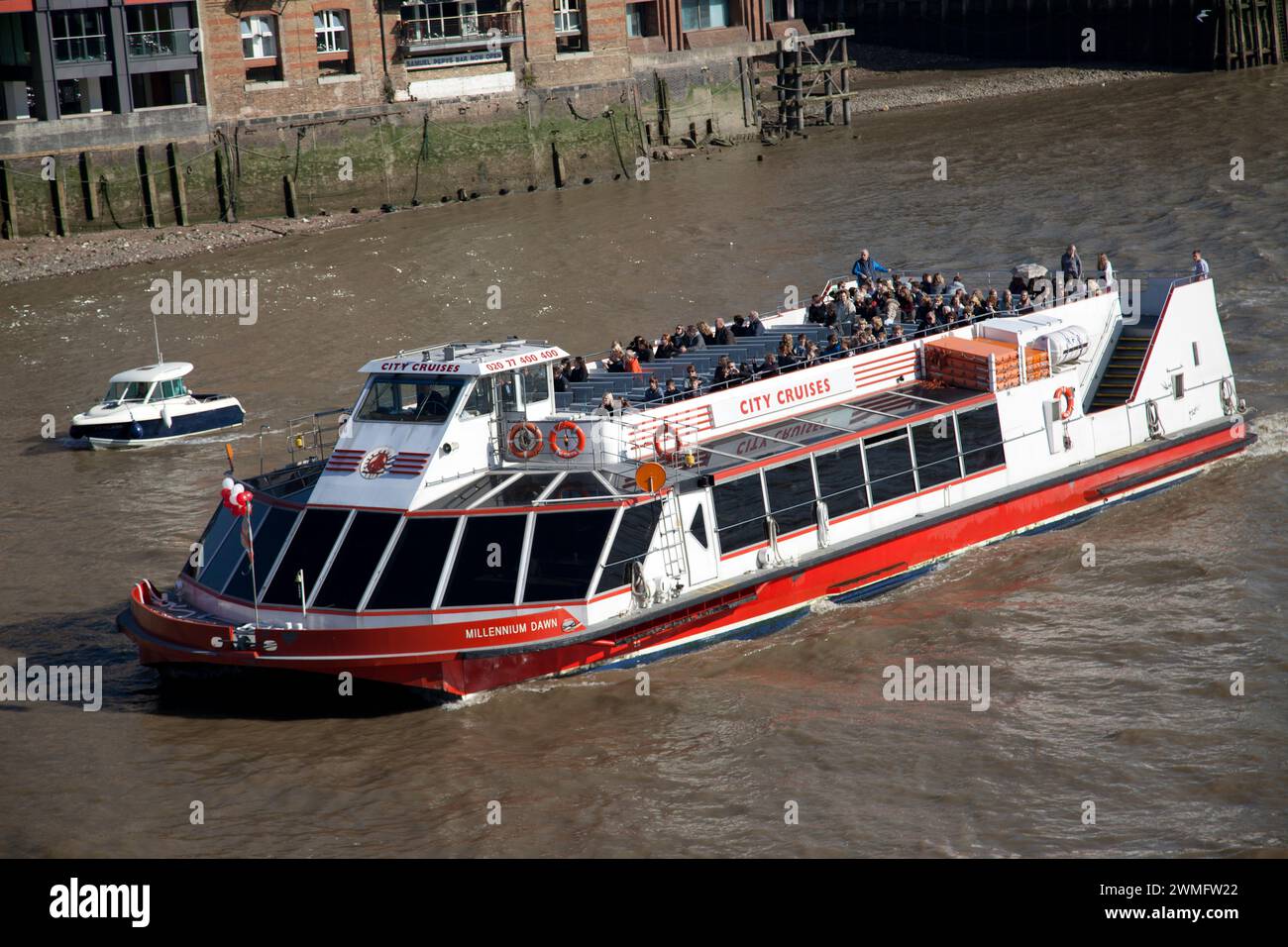 Cruise boat thames hi-res stock photography and images - Alamy