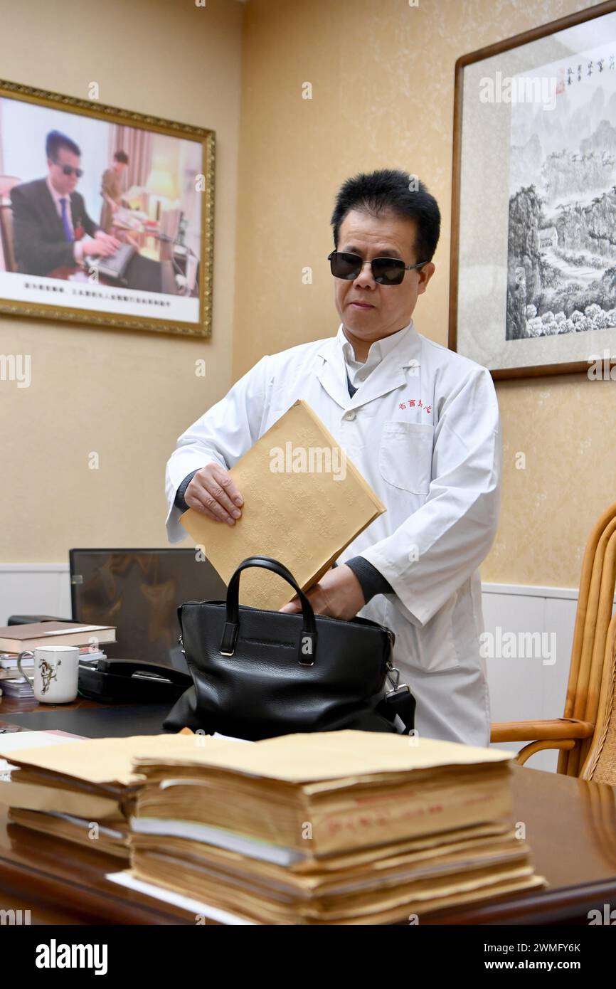 (240226) -- FUZHOU, Feb. 26, 2024 (Xinhua) -- Wang Yongcheng arranges a ...