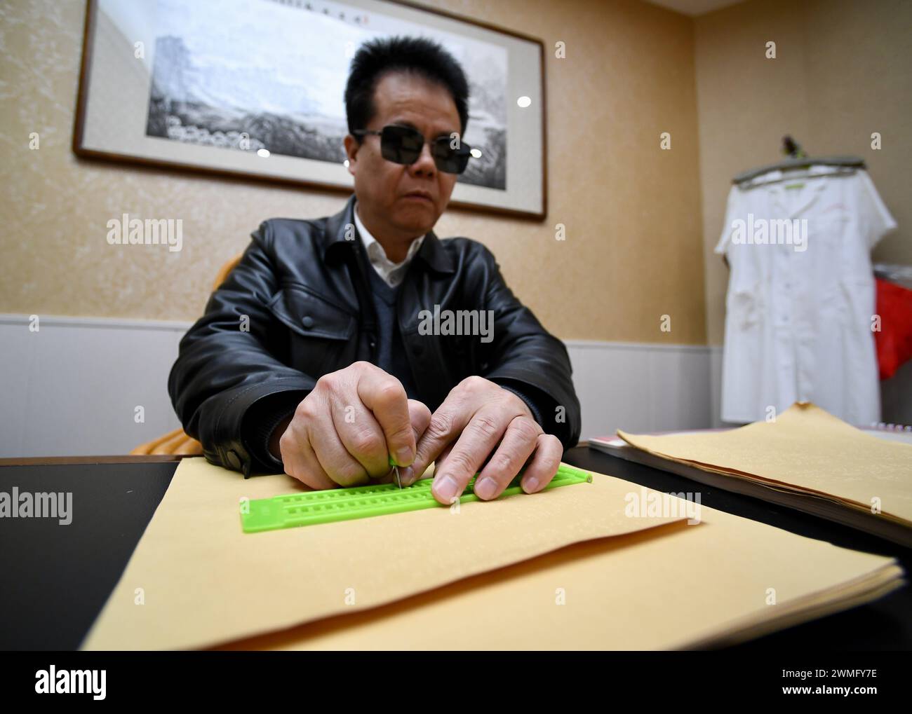 (240226) -- FUZHOU, Feb. 26, 2024 (Xinhua) -- Wang Yongcheng records ...