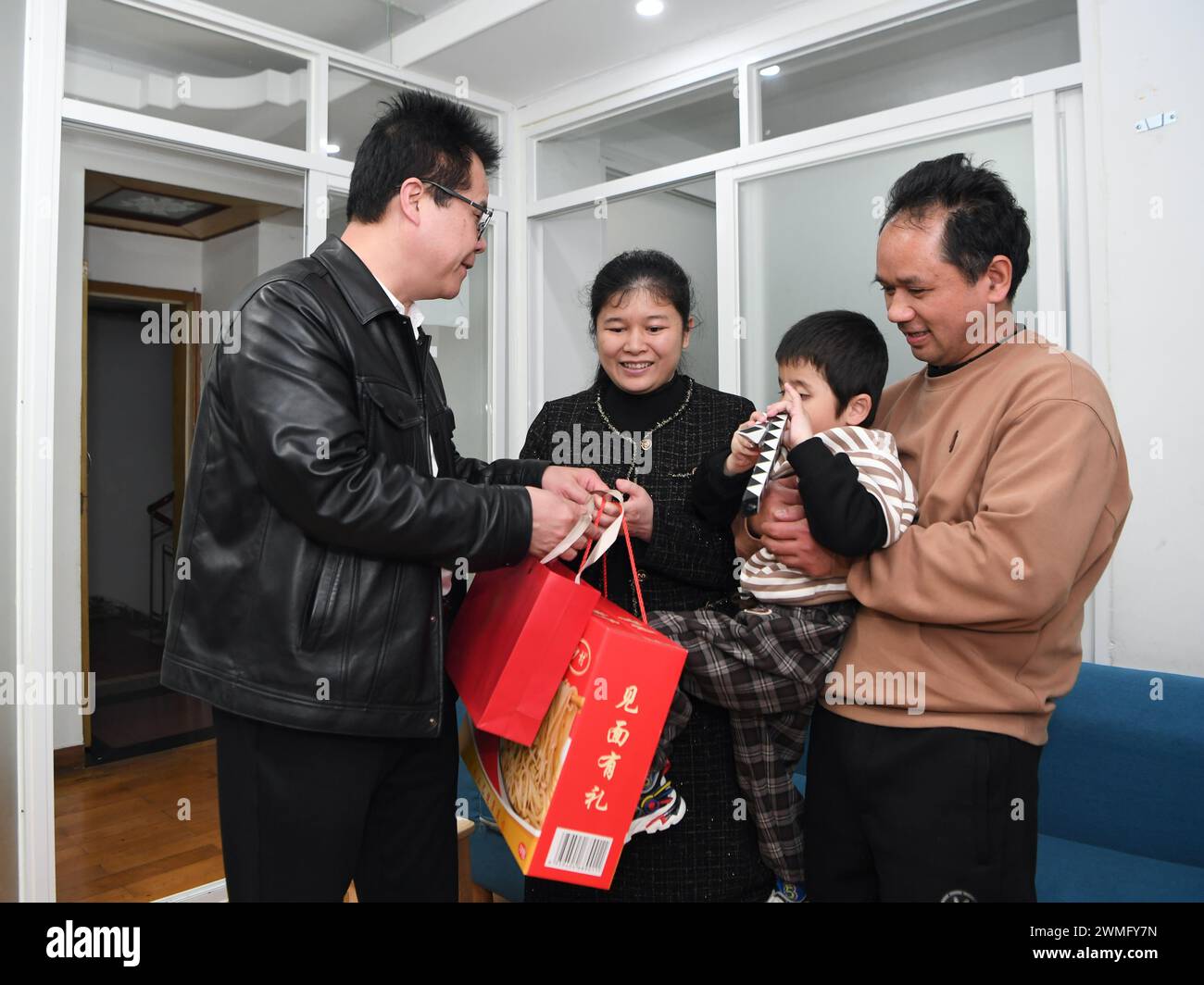 (240226) -- FUZHOU, Feb. 26, 2024 (Xinhua) -- Wang Yongcheng (1st L ...
