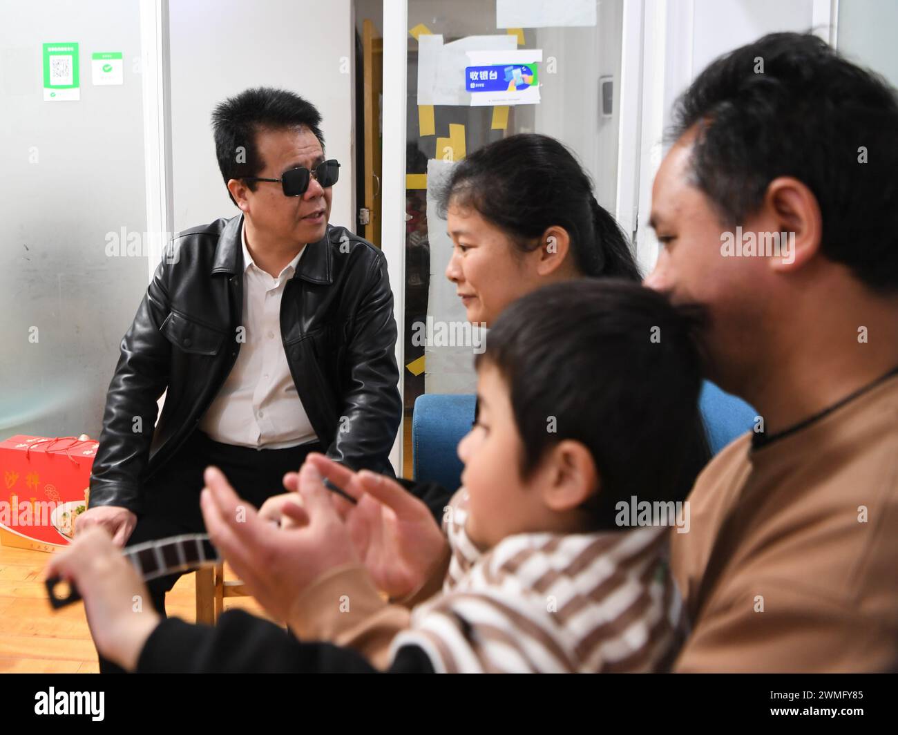 (240226) -- FUZHOU, Feb. 26, 2024 (Xinhua) -- Wang Yongcheng (1st L ...