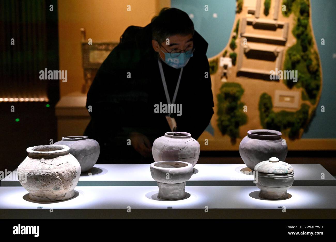 (240226) -- ANYANG, Feb. 26, 2024 (Xinhua) -- A visitor views exhibits ...