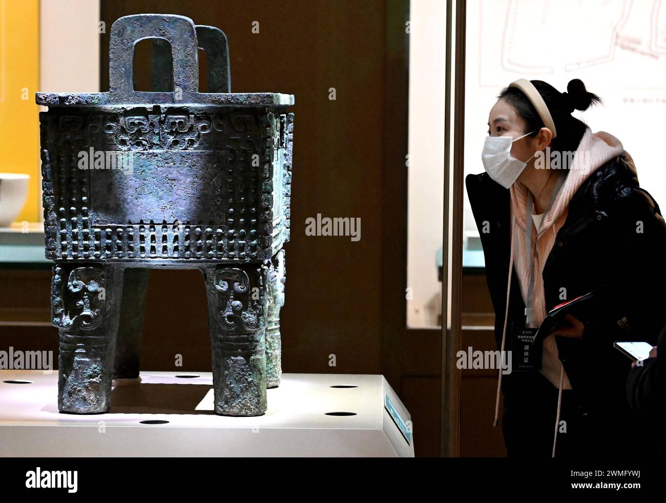 (240226) -- ANYANG, Feb. 26, 2024 (Xinhua) -- A visitor views an ...