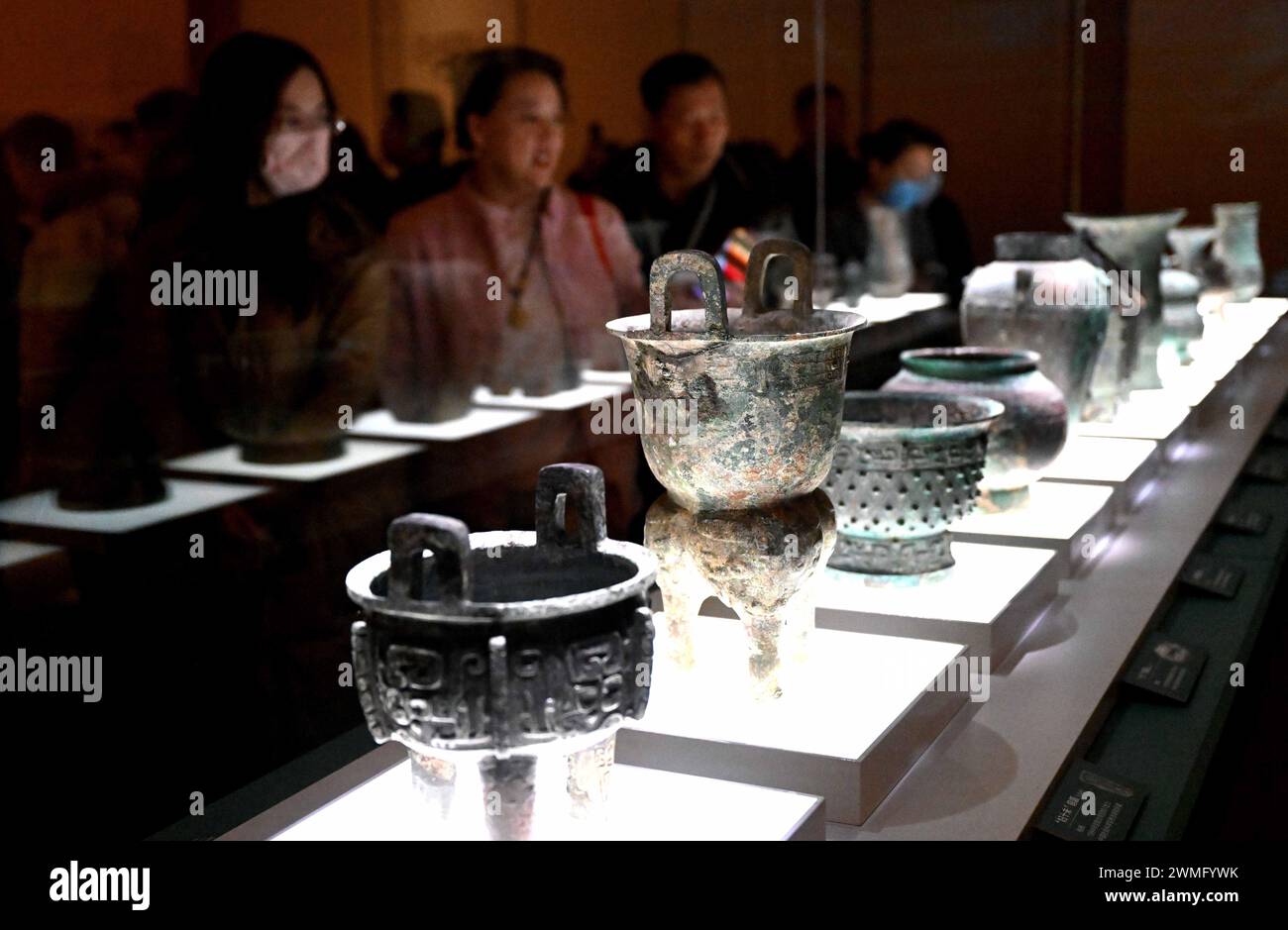 (240226) -- ANYANG, Feb. 26, 2024 (Xinhua) -- Visitor view exhibits at ...