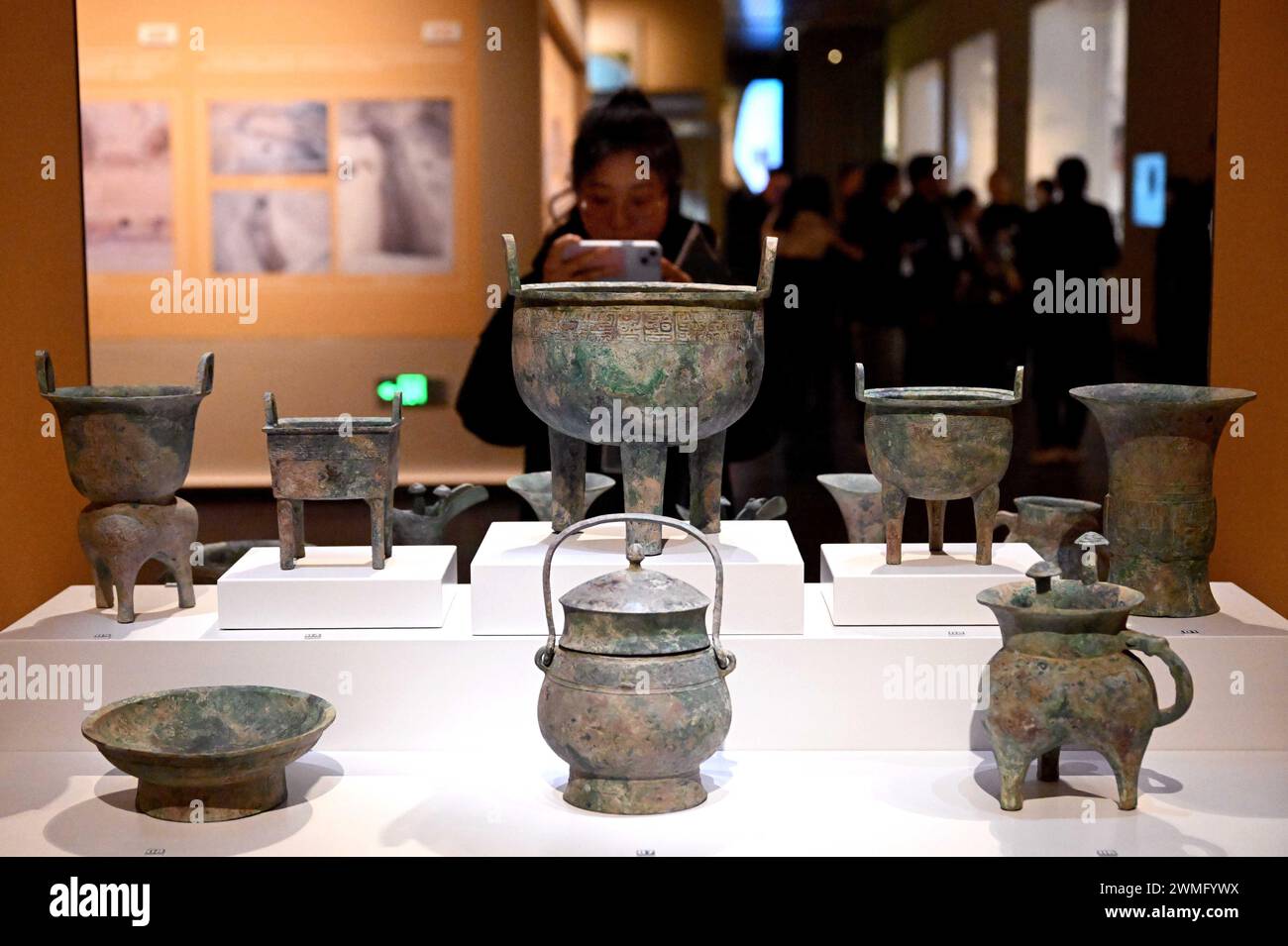 (240226) -- ANYANG, Feb. 26, 2024 (Xinhua) -- A visitor takes a photo ...