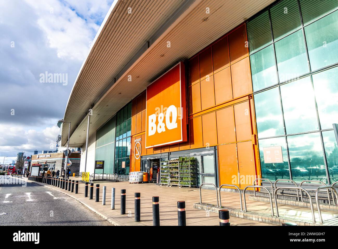 Exterior of the B&Q home improvement store in North Greenwich, London ...