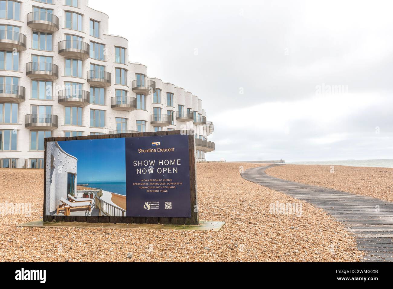 Shoreline crescent hi-res stock photography and images - Alamy