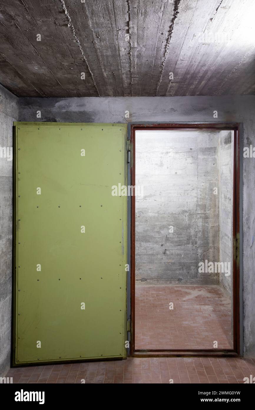 Bunker door hi-res stock photography and images - Alamy