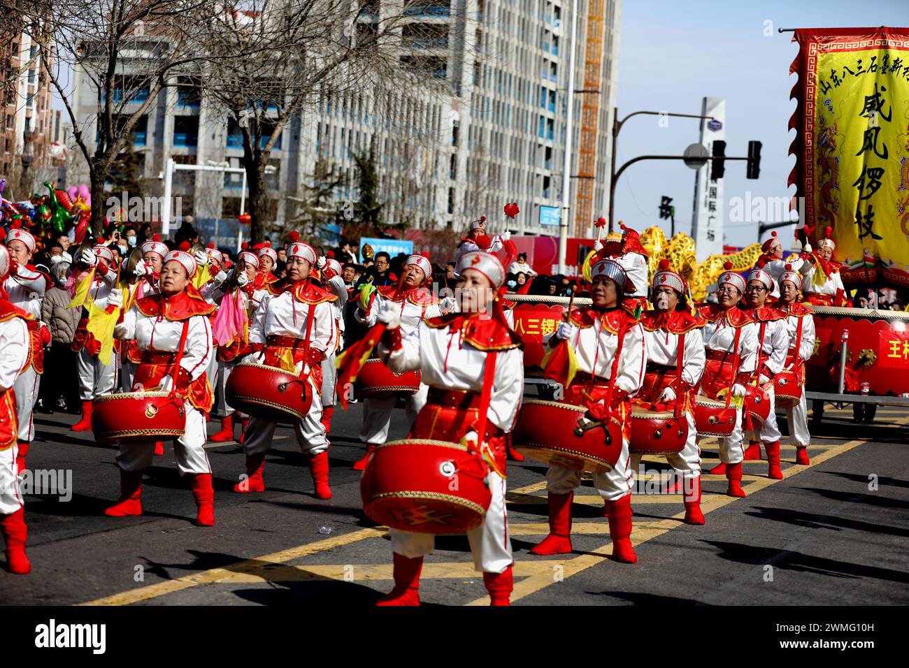 Various folk performances are staged to celebrate the Lantern Festival ...