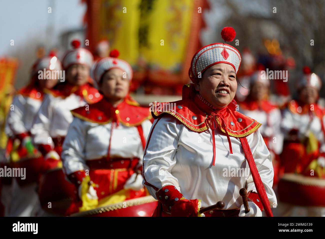 Various folk performances are staged to celebrate the Lantern Festival ...