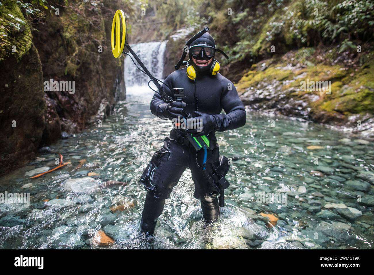 Portrait of scuba diver holding his metal detection equipment Stock ...