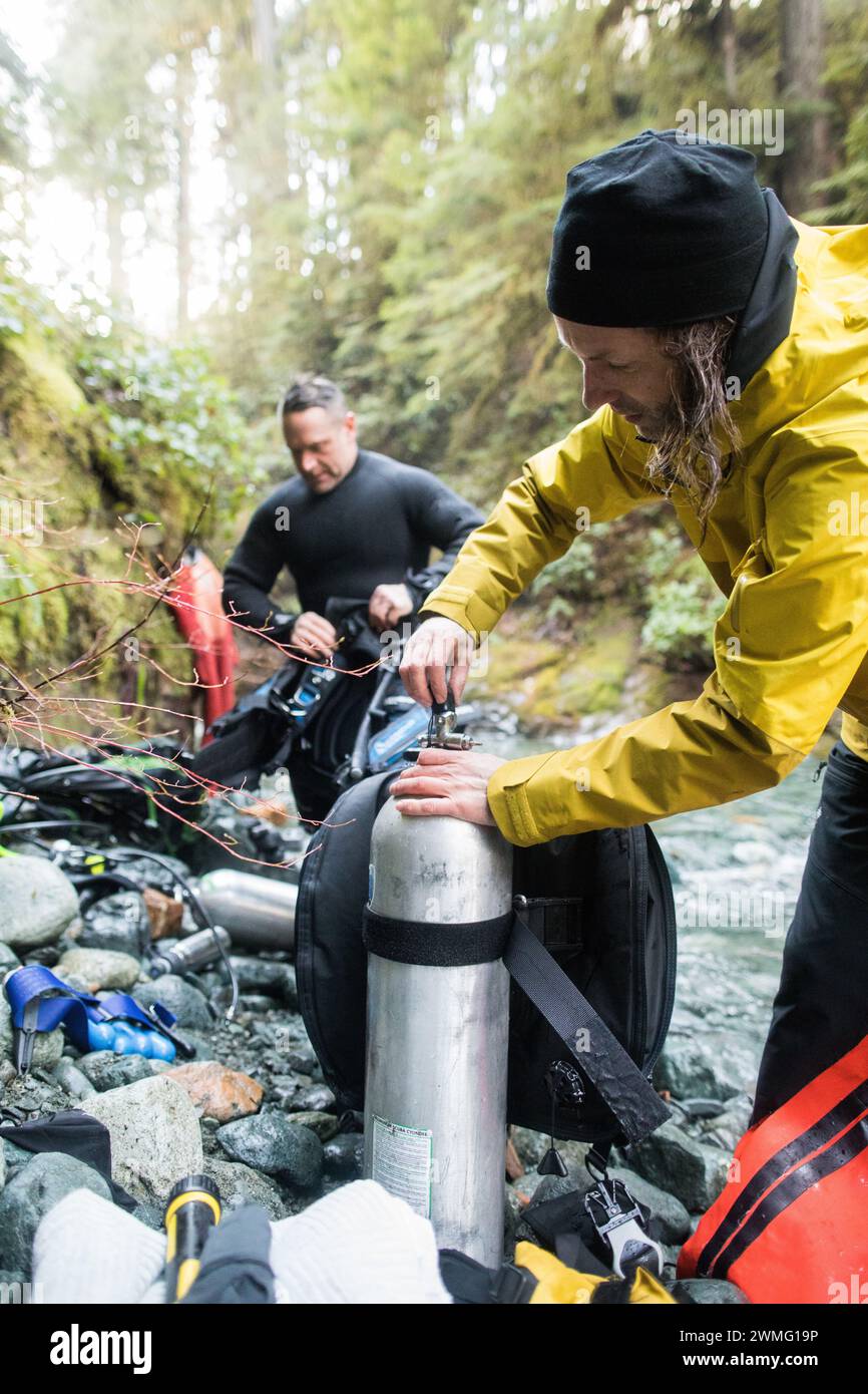Scuba divers preparing air tank and scuba gear for a dive Stock Photo ...