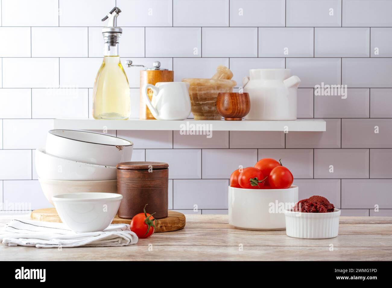 Ceramic baking dish table hi-res stock photography and images - Alamy