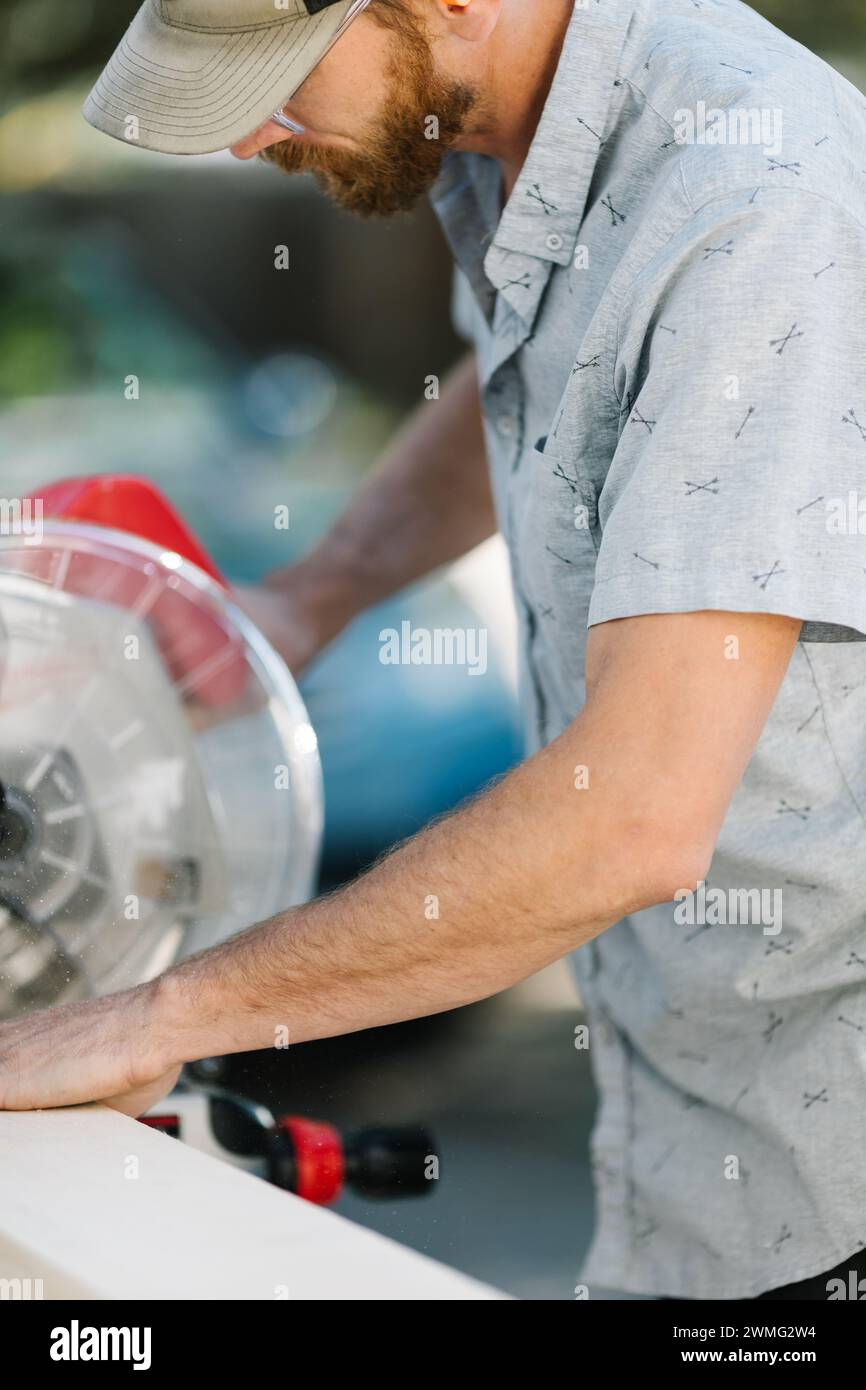 Skilled carpenter cutting piece hi-res stock photography and images - Alamy