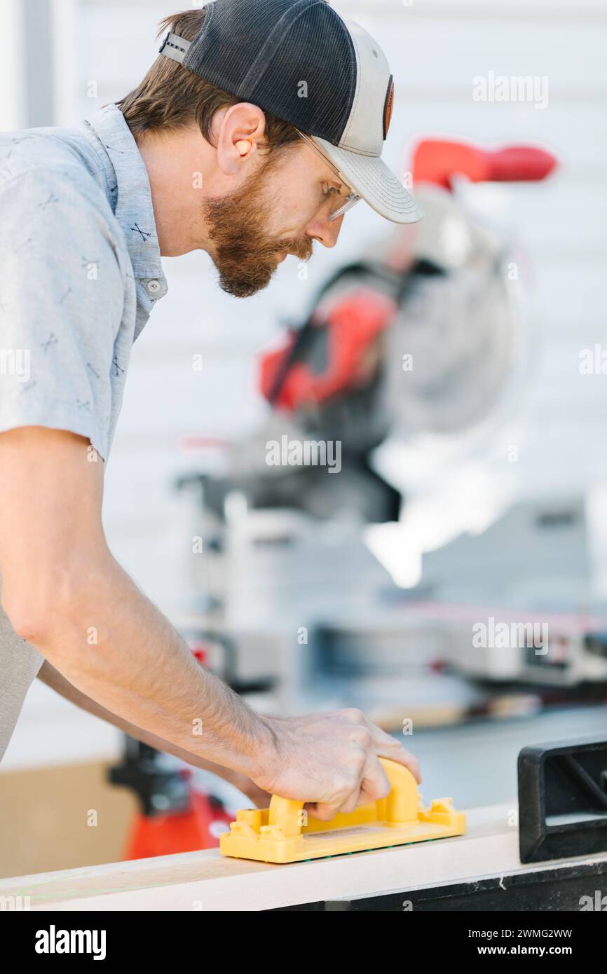 Carpenter measuring wood using hi-res stock photography and images - Alamy