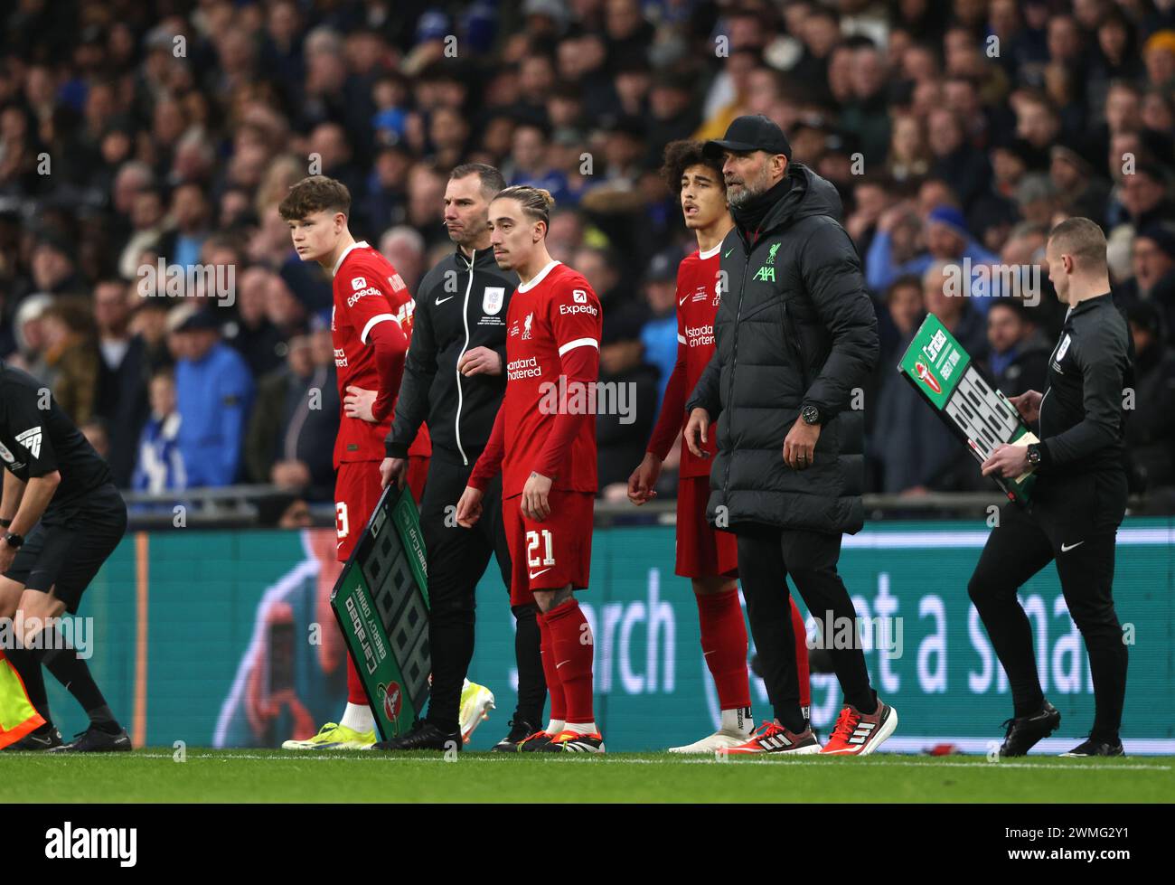 London, UK. 25th Feb, 2024. Jurgen Klopp (Liverpool manager) puts three ...