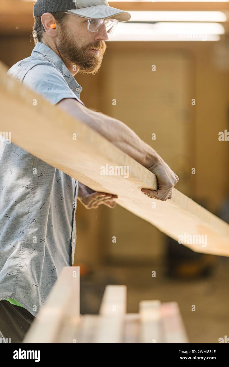 Detail craftsman cutting wood hi-res stock photography and images - Alamy