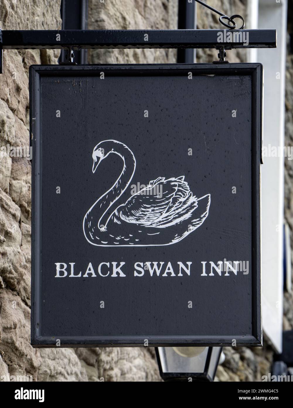 Traditional hanging pub sign at The Black Swan Inn, Union Street ...