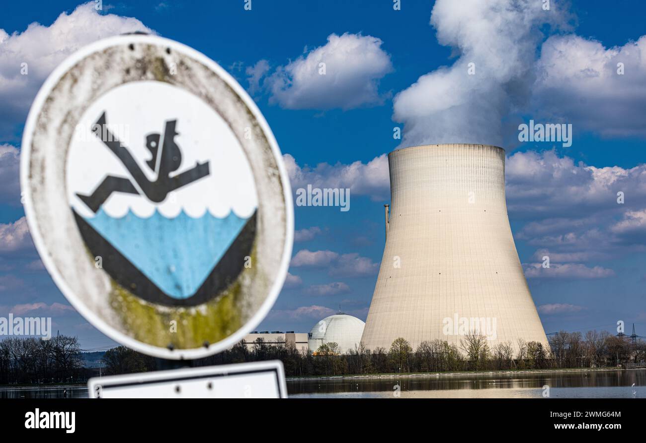 Aus dem Kühlturm das AKW Isar 2 kommt noch Wasserdampf. Damit ist mitte ...