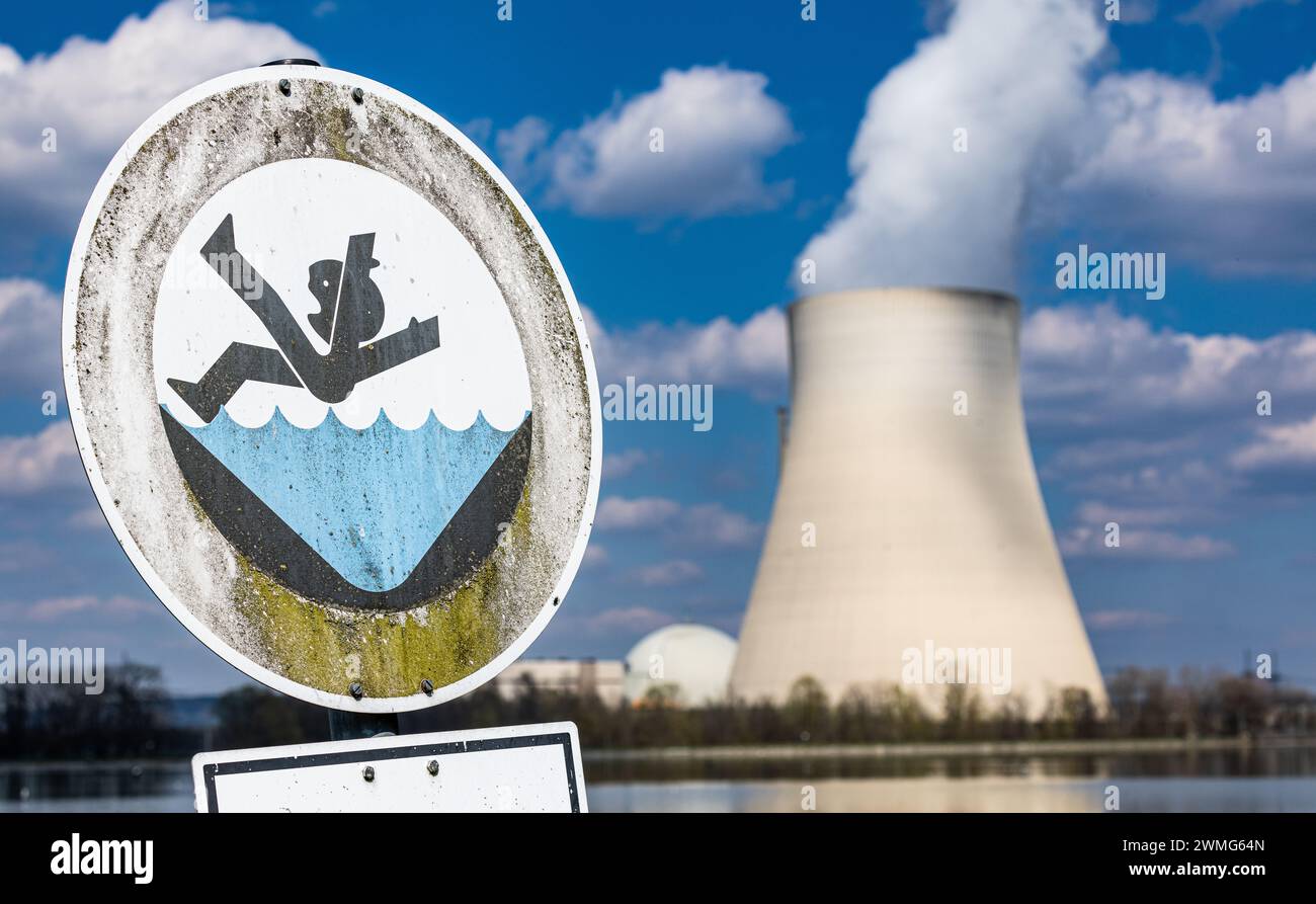 Aus dem Kühlturm das AKW Isar 2 kommt noch Wasserdampf. Damit ist mitte ...