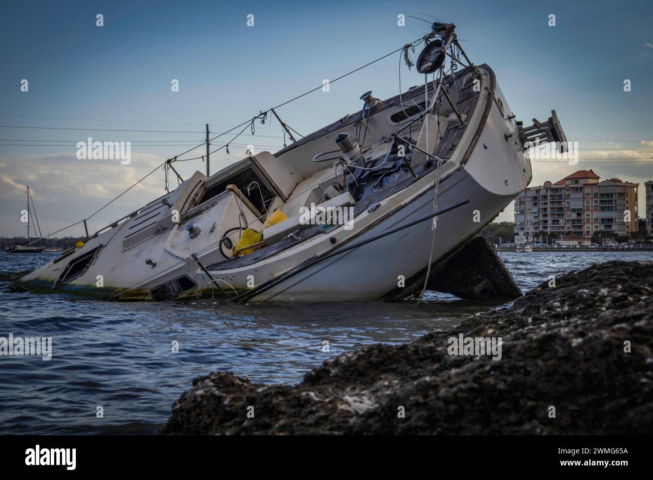Sunken boats hi-res stock photography and images - Alamy