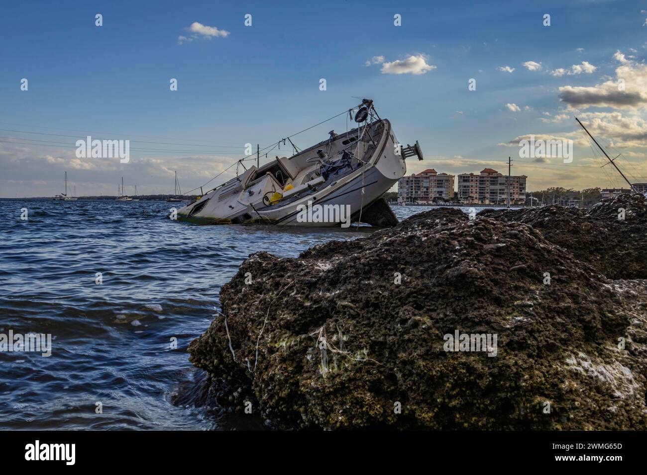Sunken boats hi-res stock photography and images - Alamy