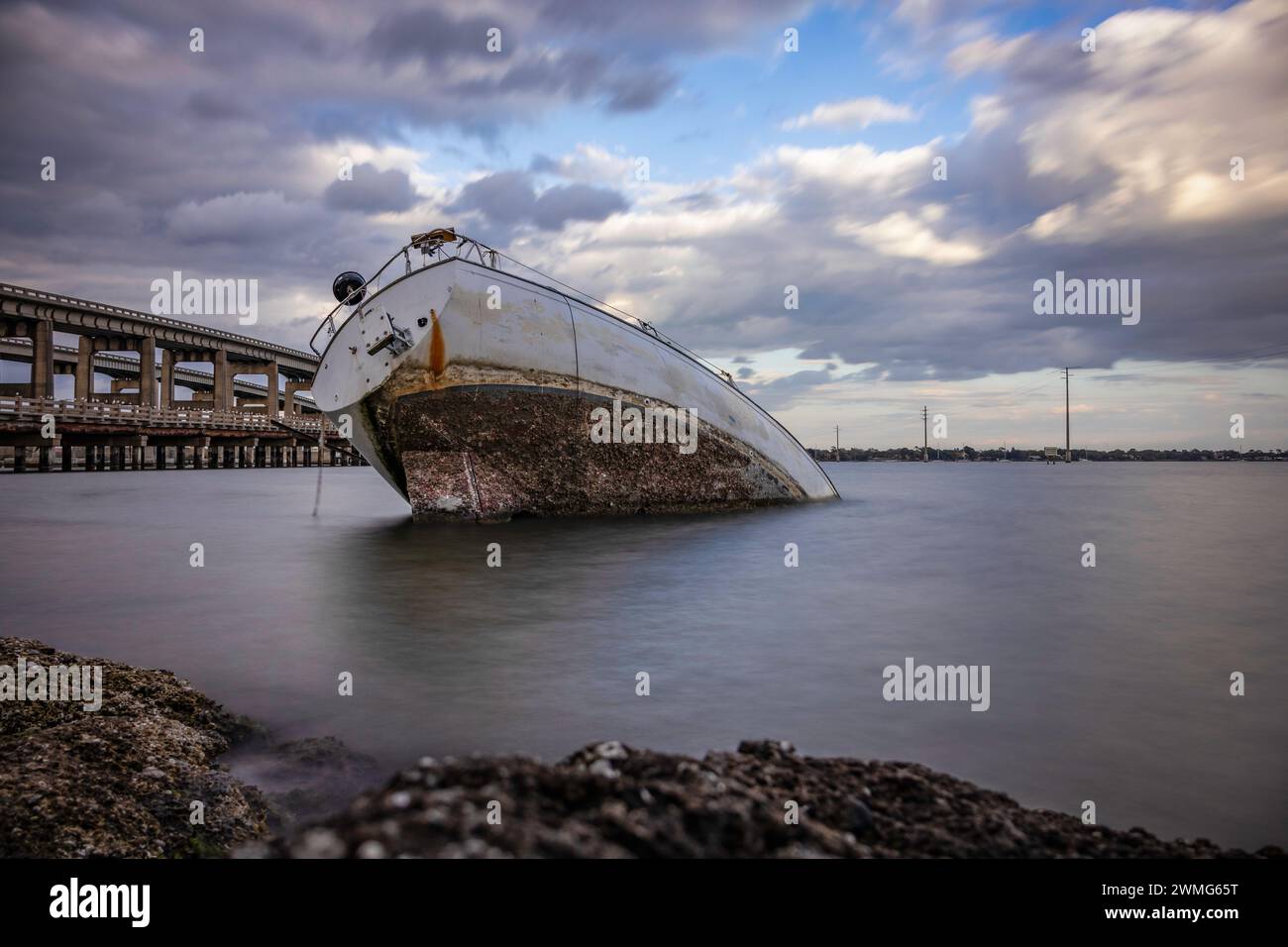 Sunken boats hi-res stock photography and images - Alamy