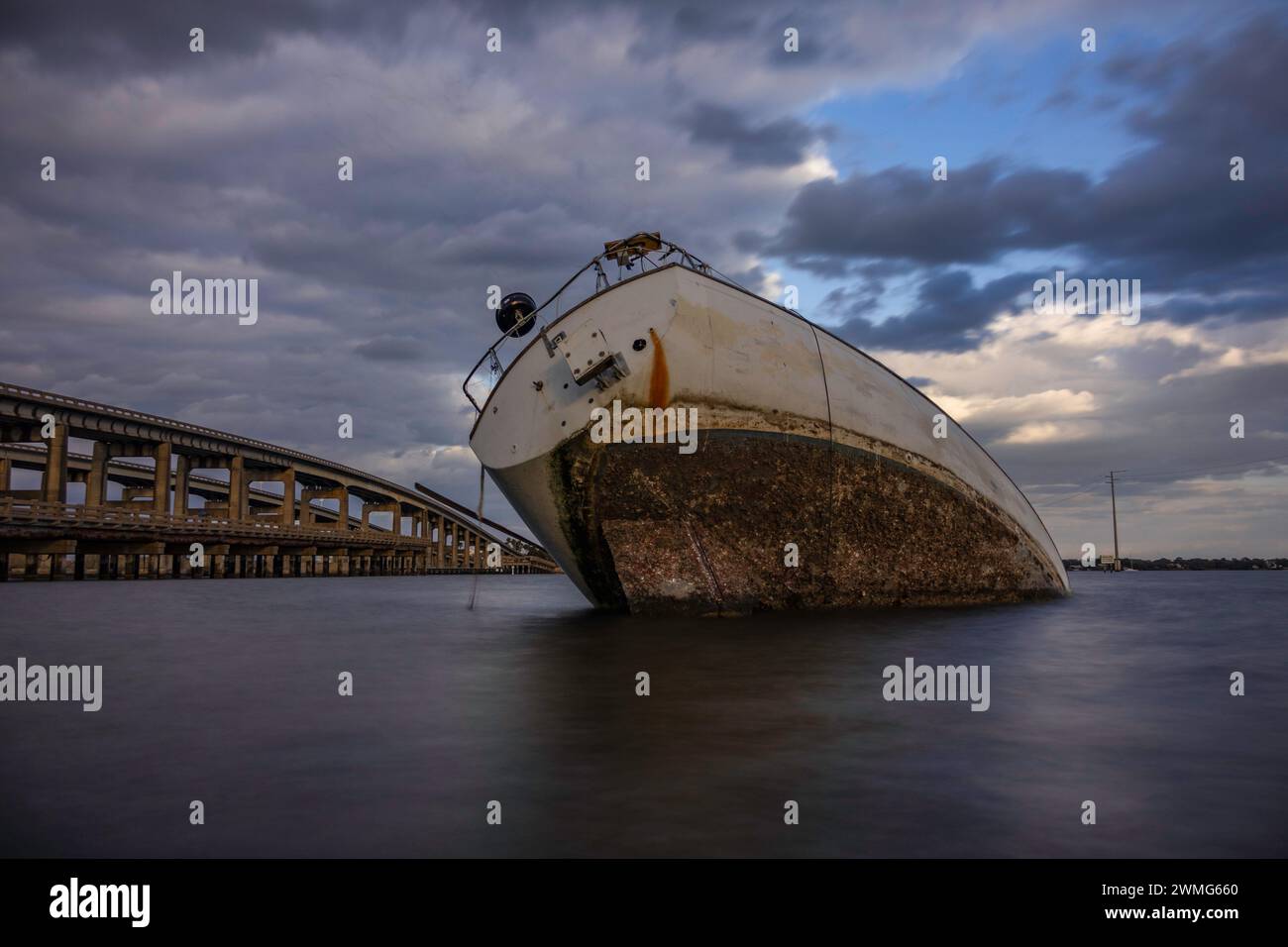 Sunken boats hi-res stock photography and images - Alamy