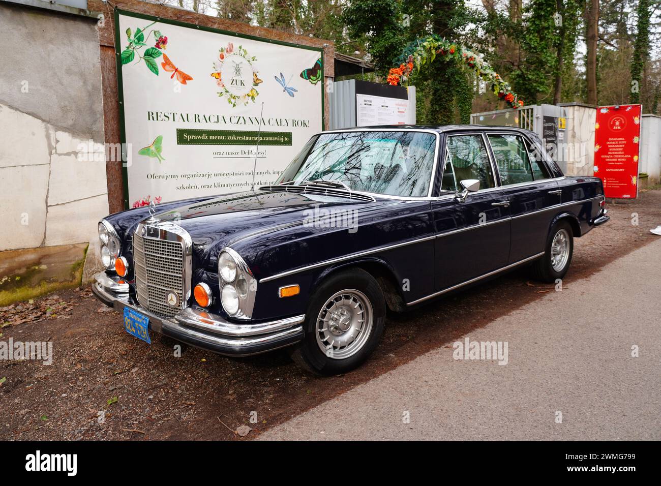 Vintage blue mercedes benz hi-res stock photography and images - Alamy