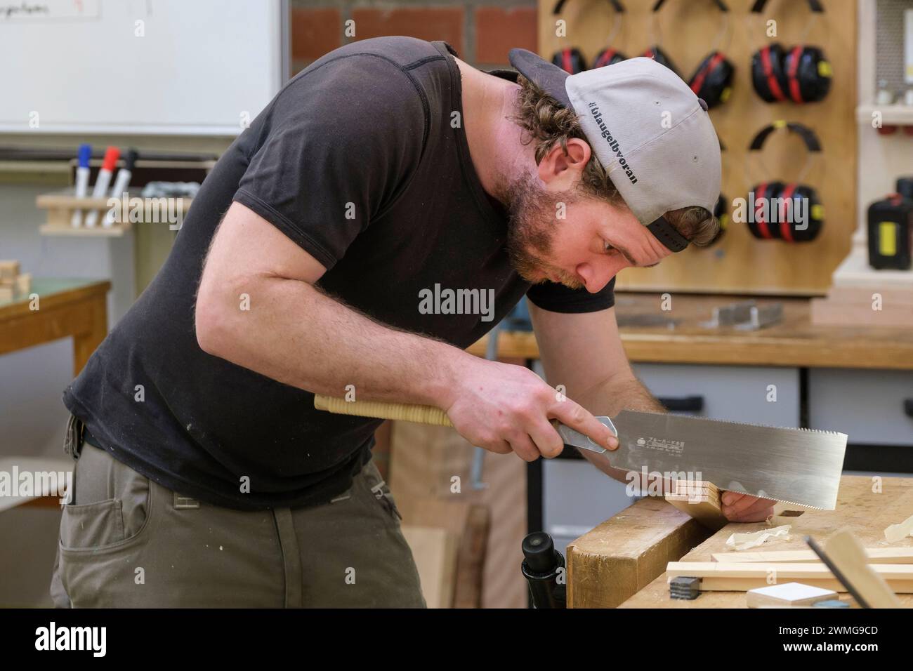 Training campus of the Cologne Chamber of Crafts. Trainees in the wood ...