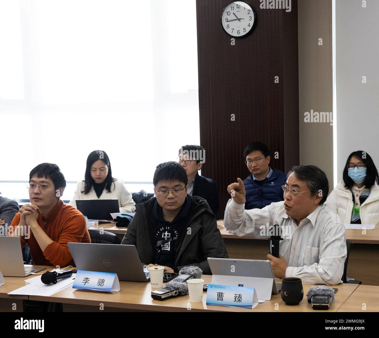 (240226) -- BEIJING, Feb. 26, 2024 (Xinhua) -- Cao Zhen (1st R, front ...