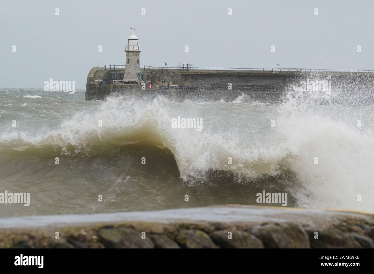 Giant waves crashing against the harbour wall in Folkestone, Kent ...