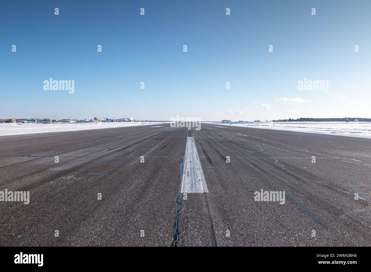 Empty airport runway hi-res stock photography and images - Alamy