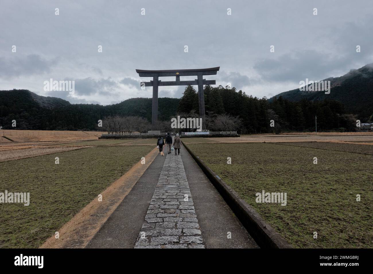 World's largest torii gate at the Kumano Hongu Taisha Grand Shrine ...
