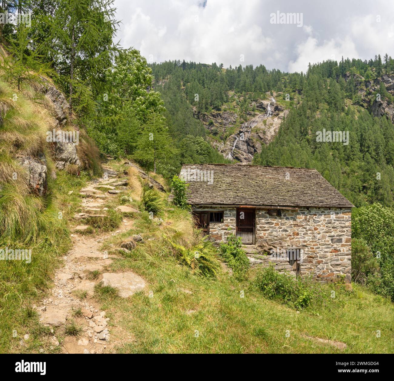 The little rural building on the way to chalet Riffugio Pastore ...