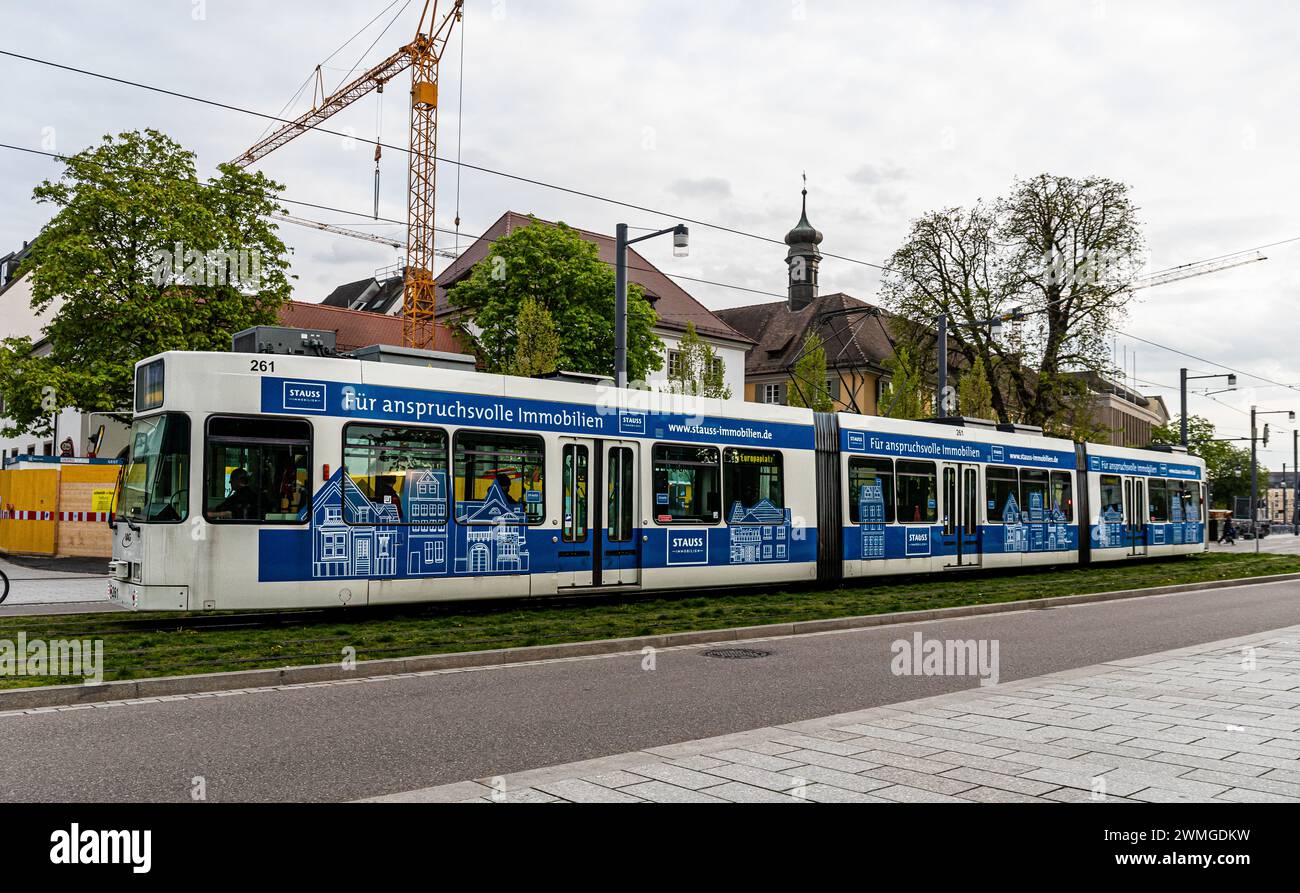 Eine Strassenbahn der Linie 5 mit Ziel Europaplatz. Seitlich hat das ...