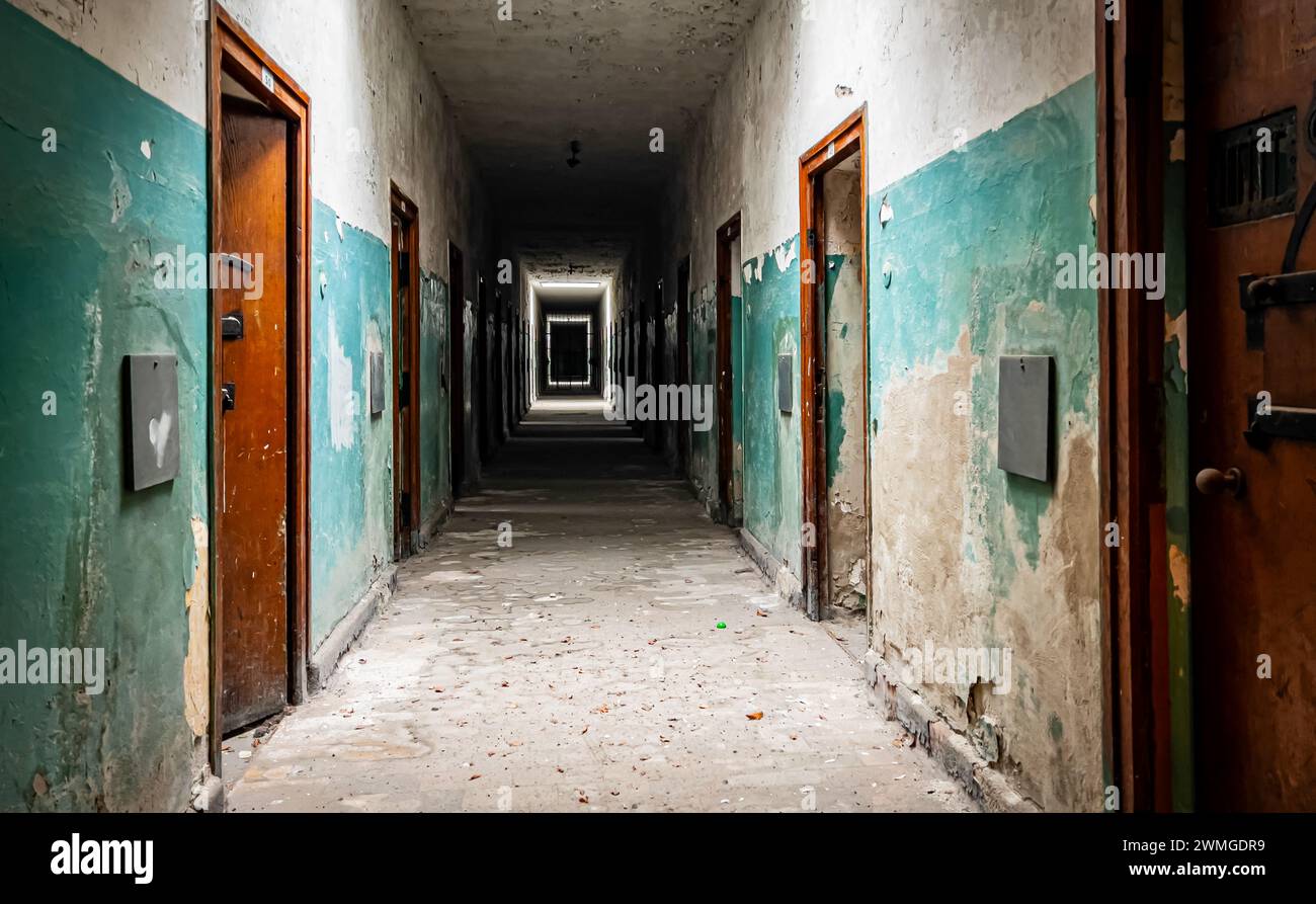 Der lange Gang des Lagergefängnis des ehemaligen Konzentrationslager ...