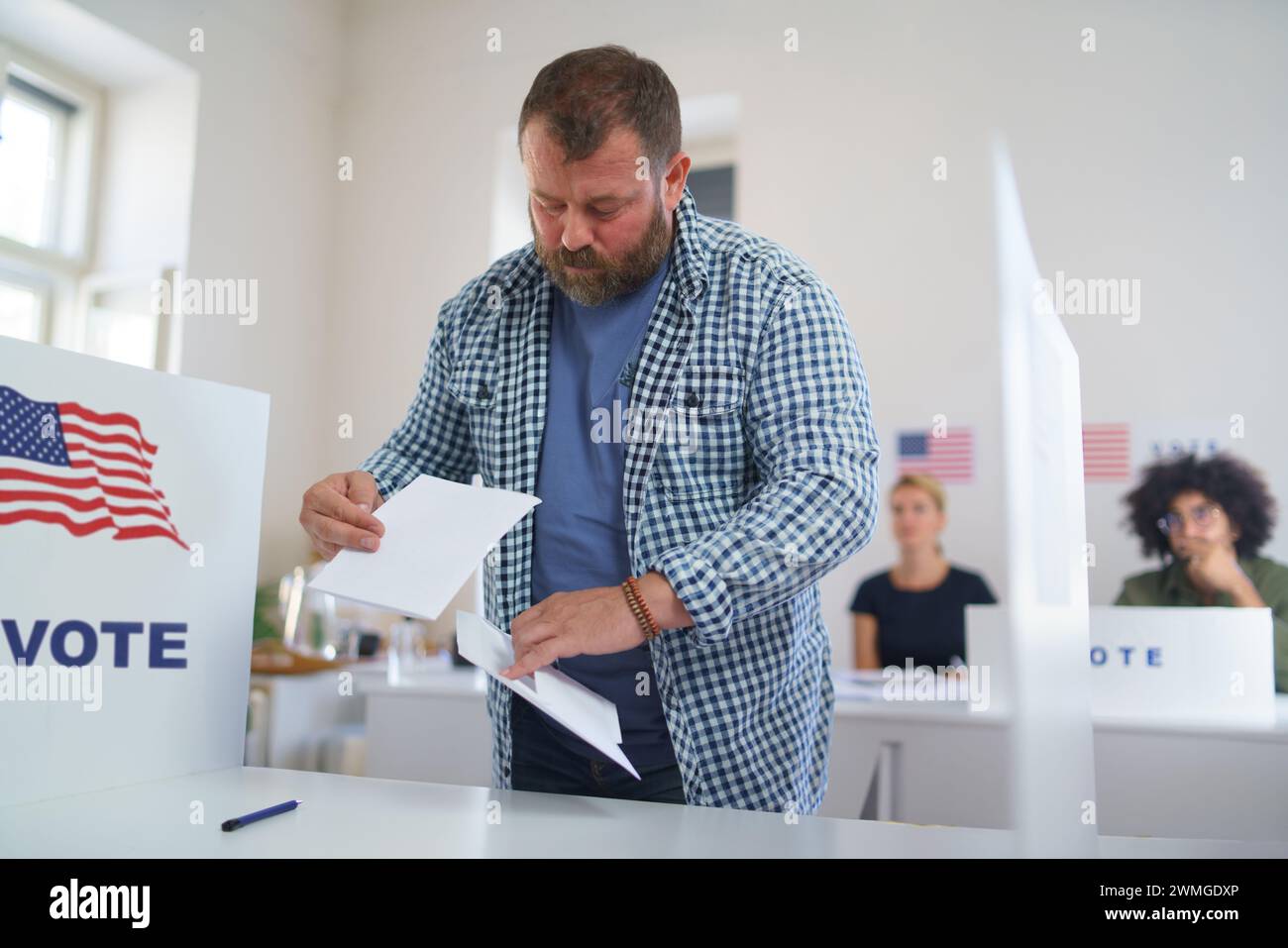 Primary 2024 elections people voting hi-res stock photography and ...