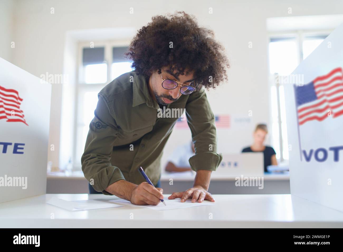Primary 2024 elections people voting hi-res stock photography and ...