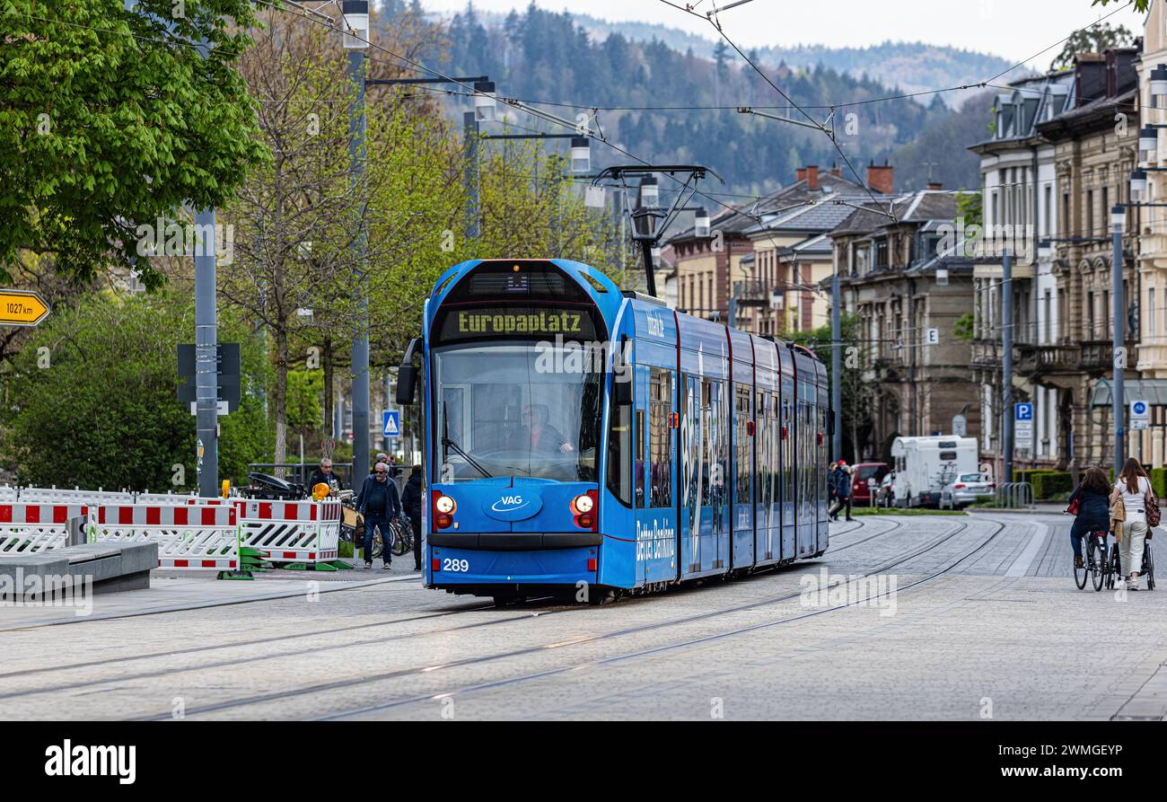 Eine Strassebahn der Linie 5 mit Ziel Europaplatz fährt beim Platz der ...