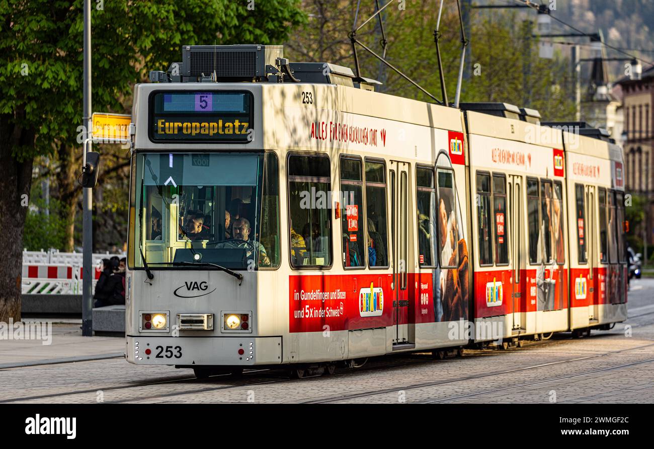 Eine Strassenbahn der Linie 5 fährt beim Platz der alten Synagoge in ...