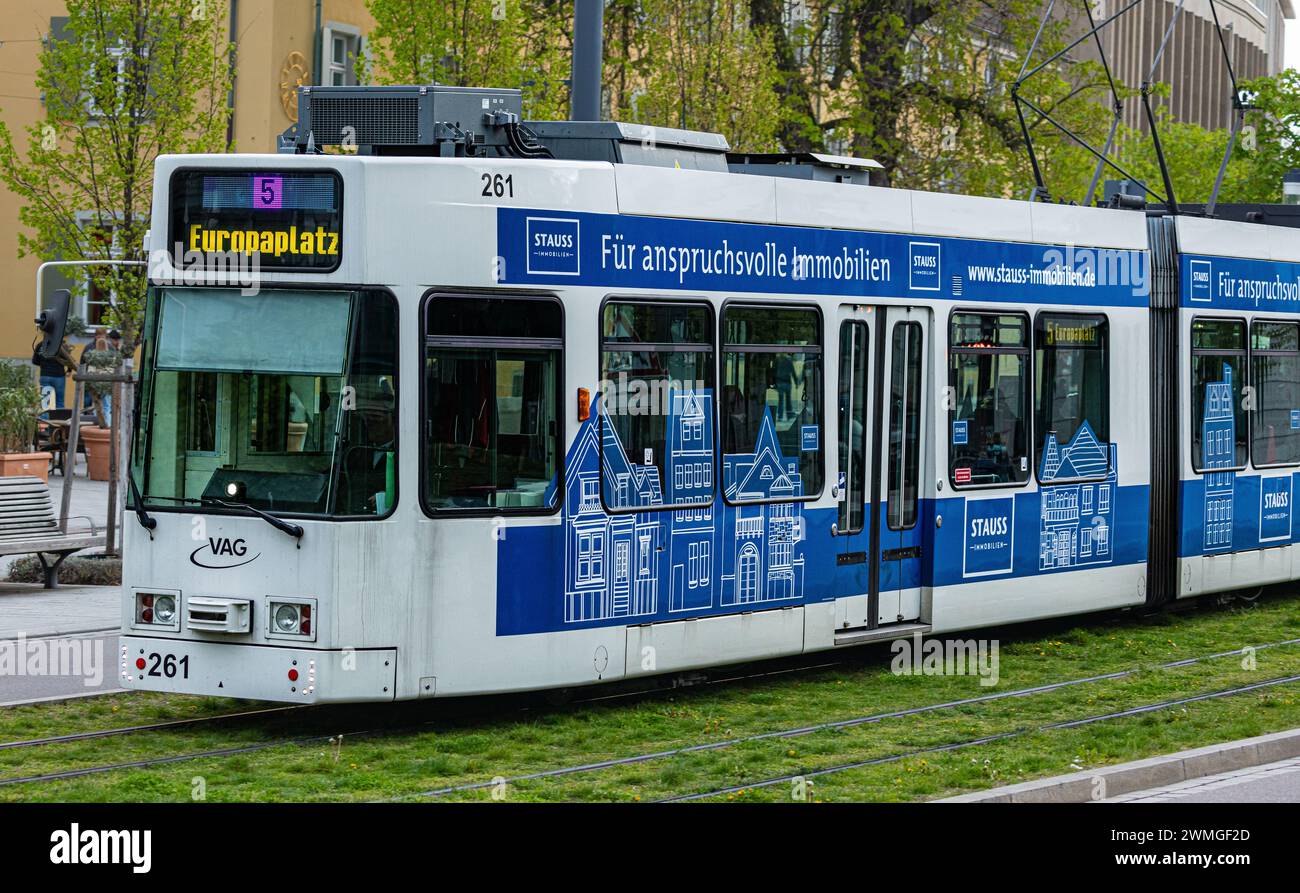 Eine Strassenbahn der Linie 5 mit Ziel Europaplatz. Seitlich hat das ...
