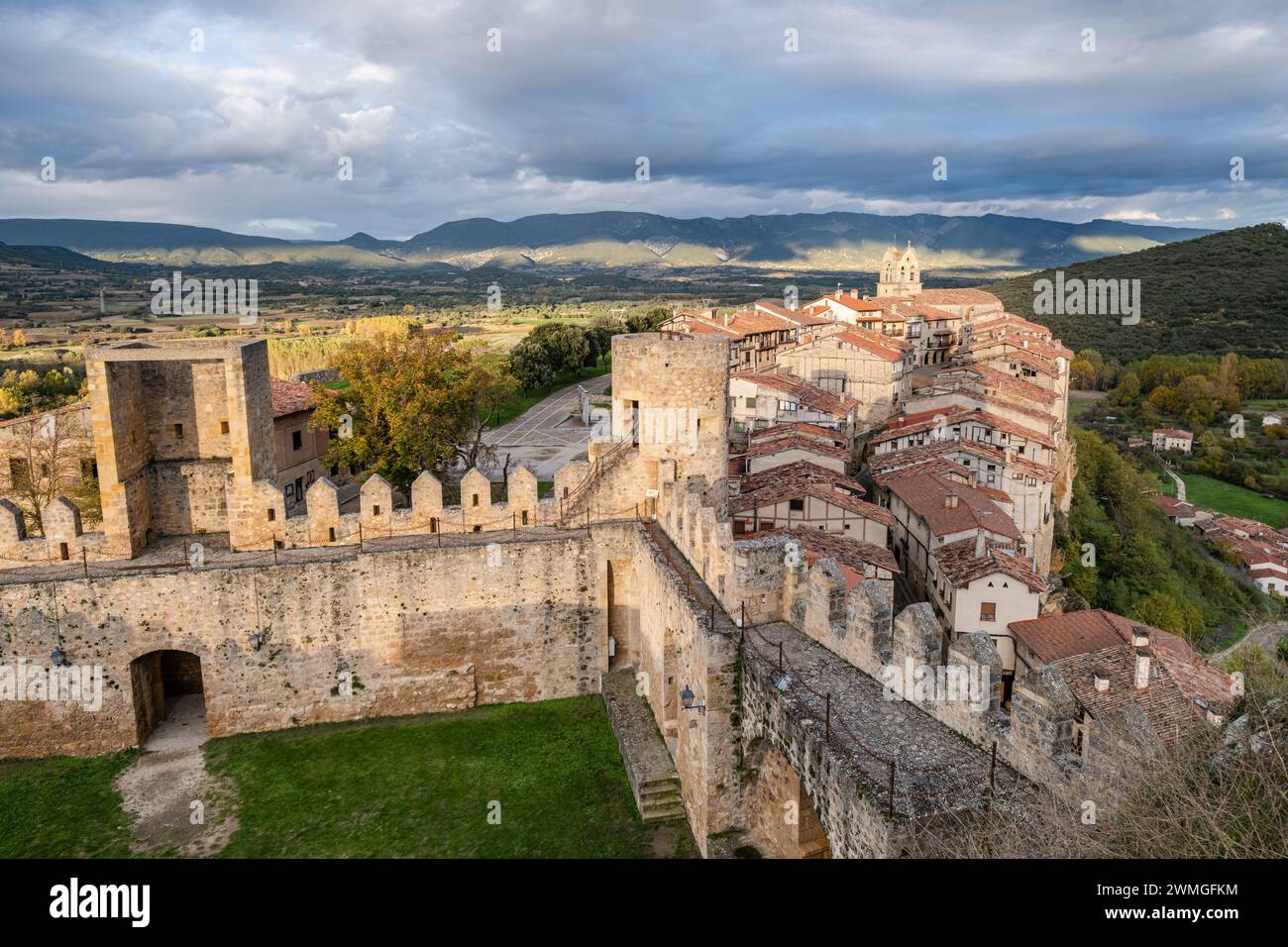 Castles of the province of burgos hi-res stock photography and images ...