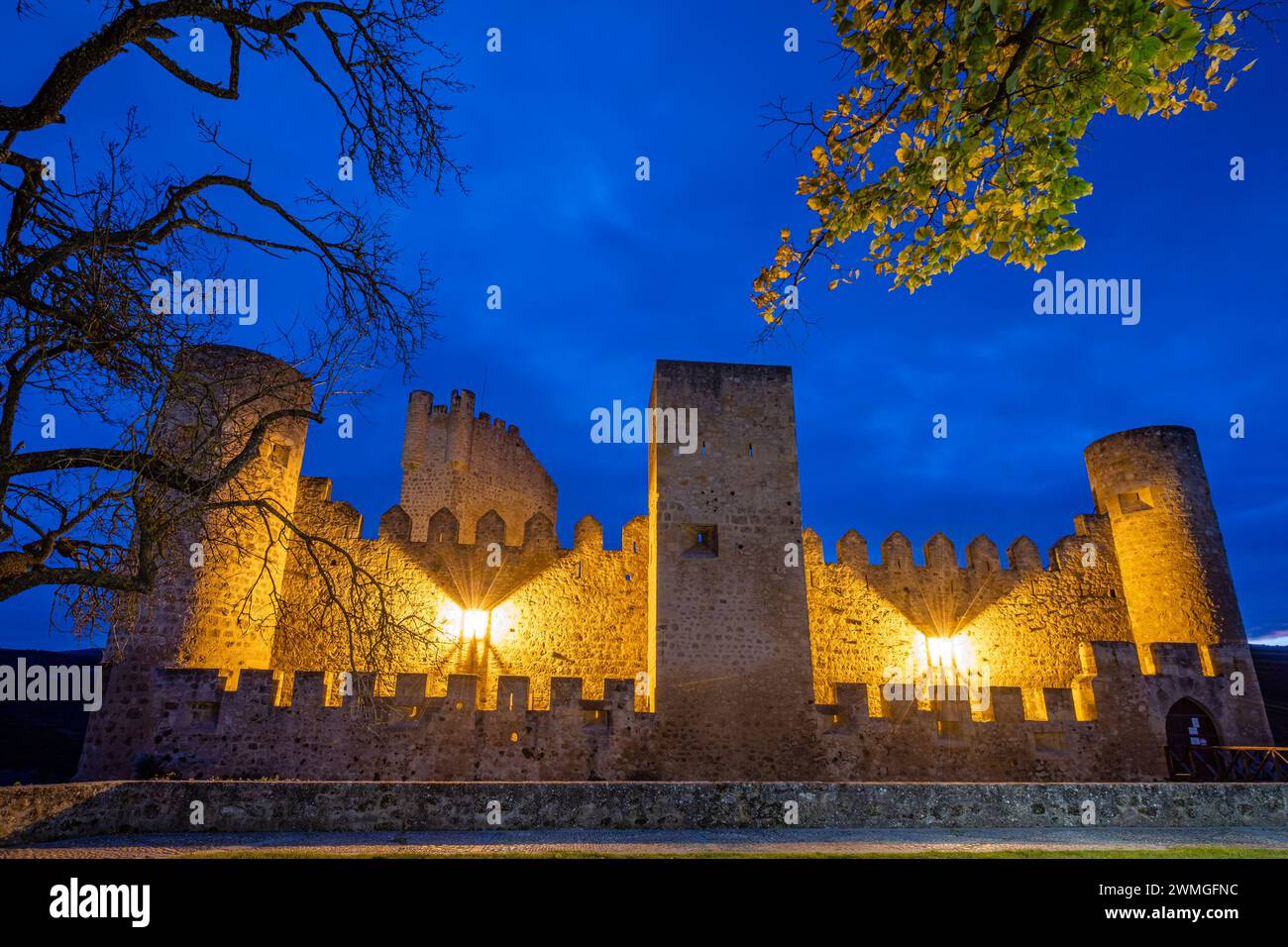 Castles of the province of burgos hi-res stock photography and images ...