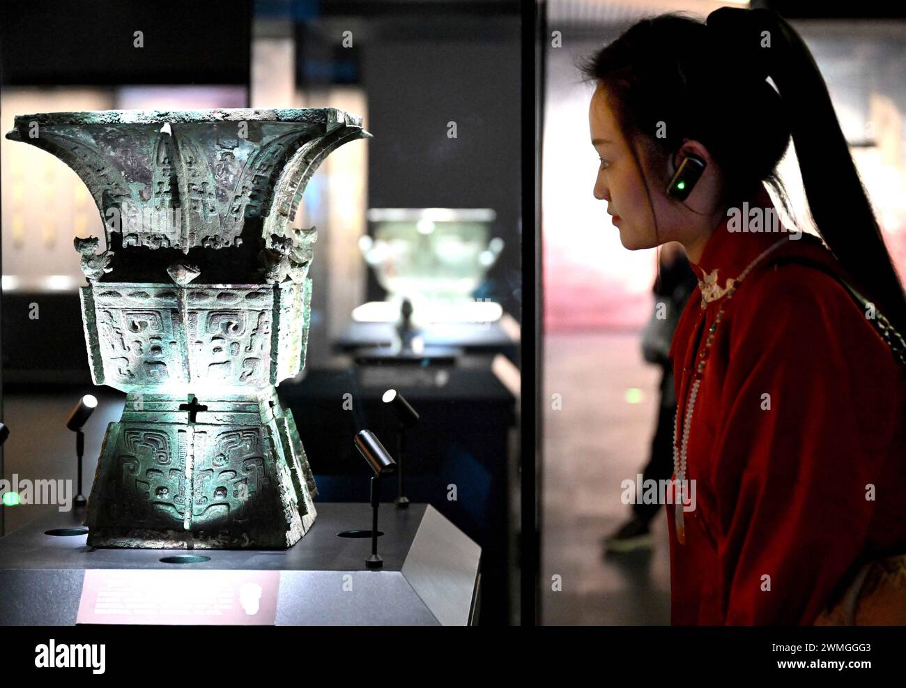 (240226) -- ANYANG, Feb. 26, 2024 (Xinhua) -- A visitor looks at an ...