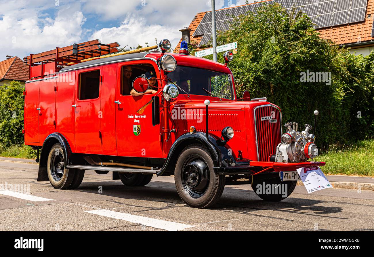 Oldtimer fahren ein oldtimer hi-res stock photography and images - Alamy