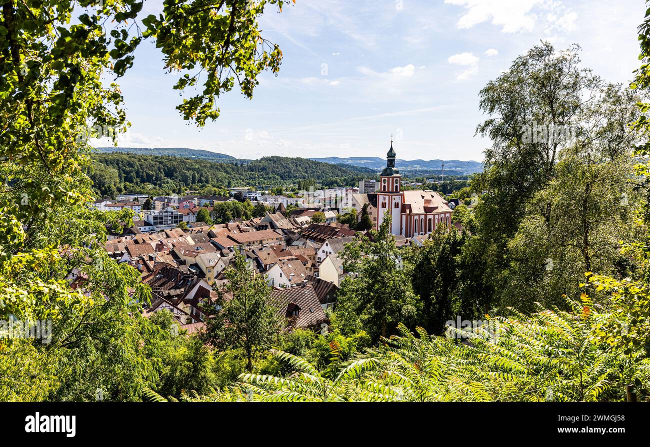 Das Wahrzeichen der Altstadt von Tiengen ist die katholische Kirche ...
