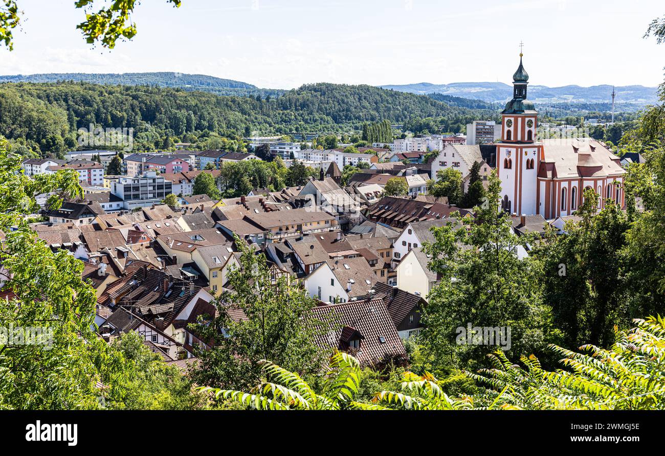 Das Wahrzeichen der Altstadt von Tiengen ist die katholische Kirche ...