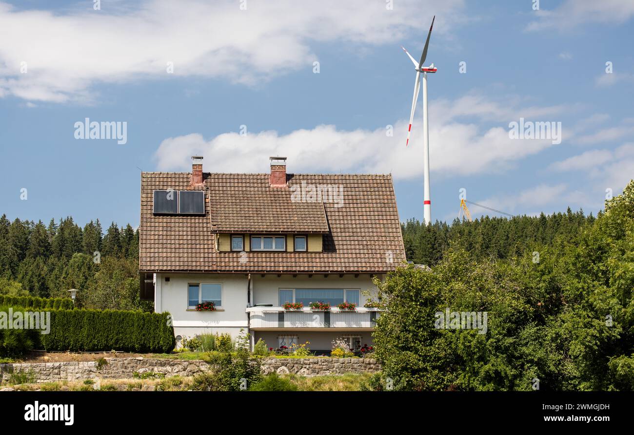 Die grossen Windturbinen des Windpark Häusern überragen den Schwarzwald ...